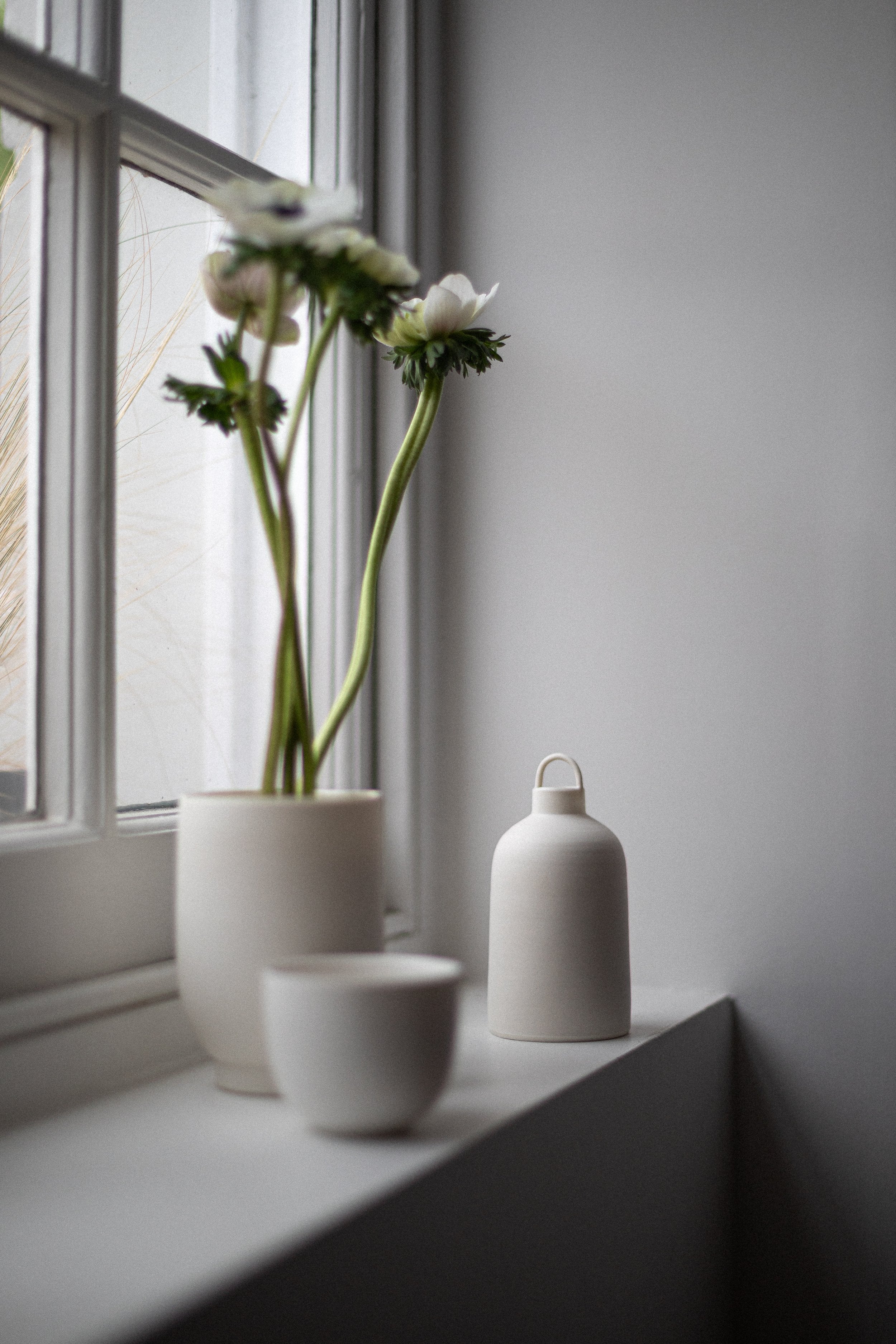 White Porcelain Loopy Bottle II by Elaine Sheppard Bolt – FLOW GALLERY