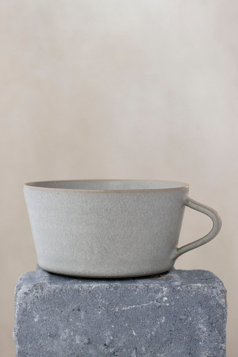 Low Cup in Feather Grey, by Borja Moronta – FLOW GALLERY